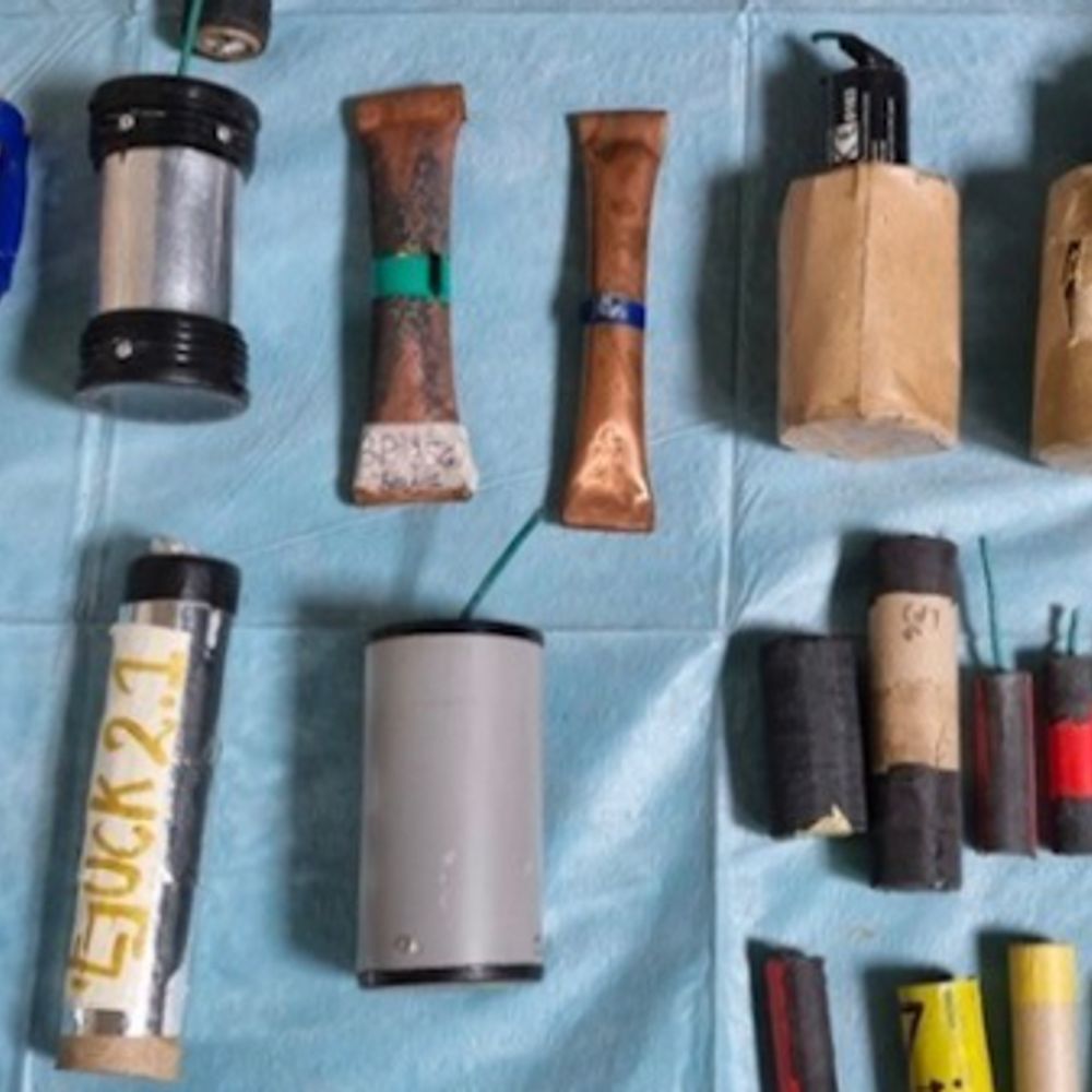 Tientallen kilo's zelfgemaakt vuurwerk gevonden in woning na anonieme tip - L1 Nieuws