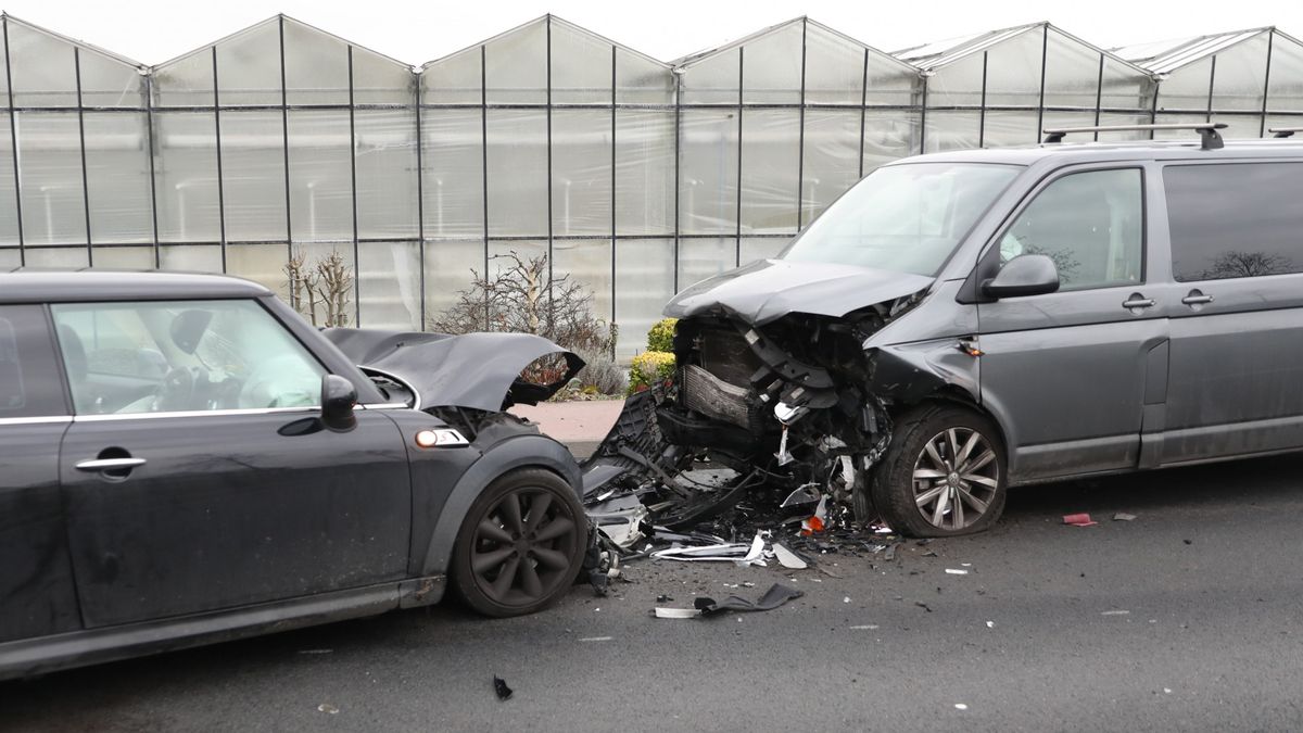 Frontale botsing, weg helemaal afgesloten - Omroep West
