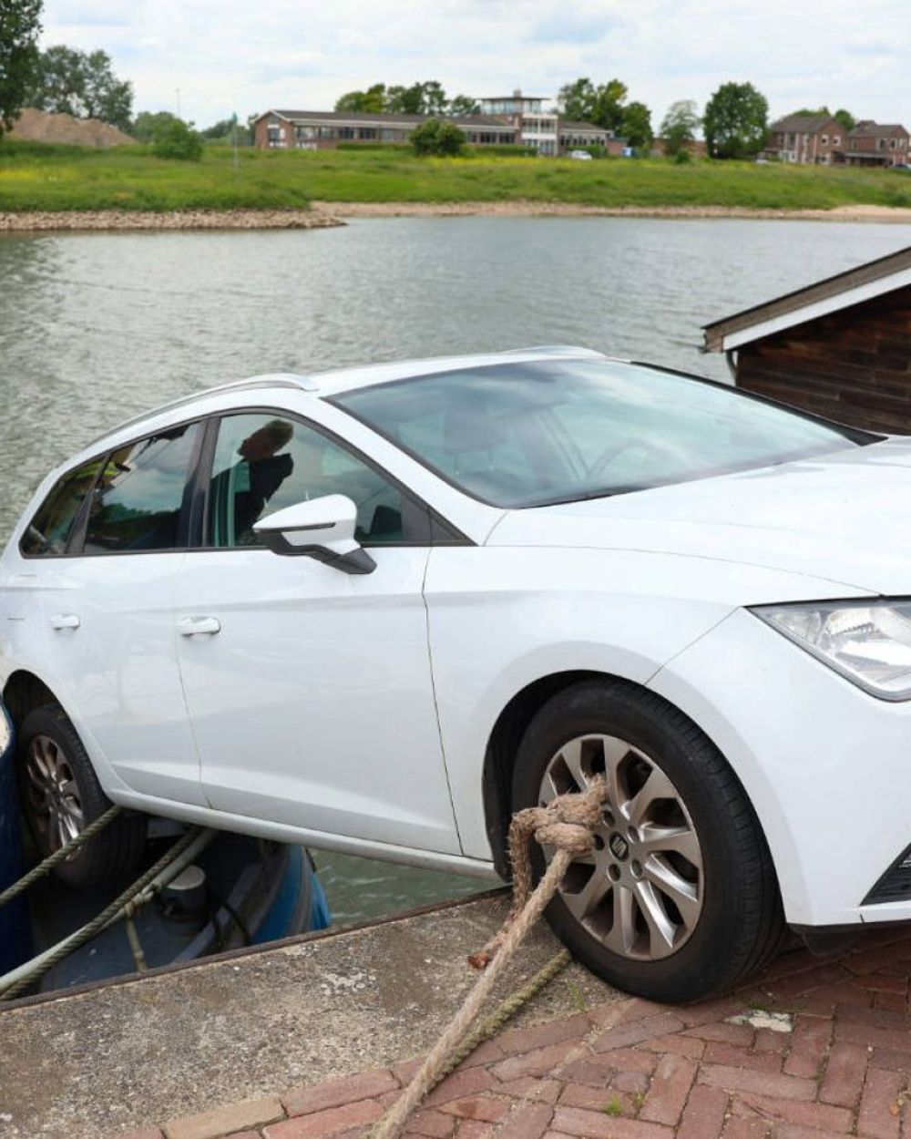 Auto rolt van parkeerplaats en belandt op boot - Omroep Gelderland