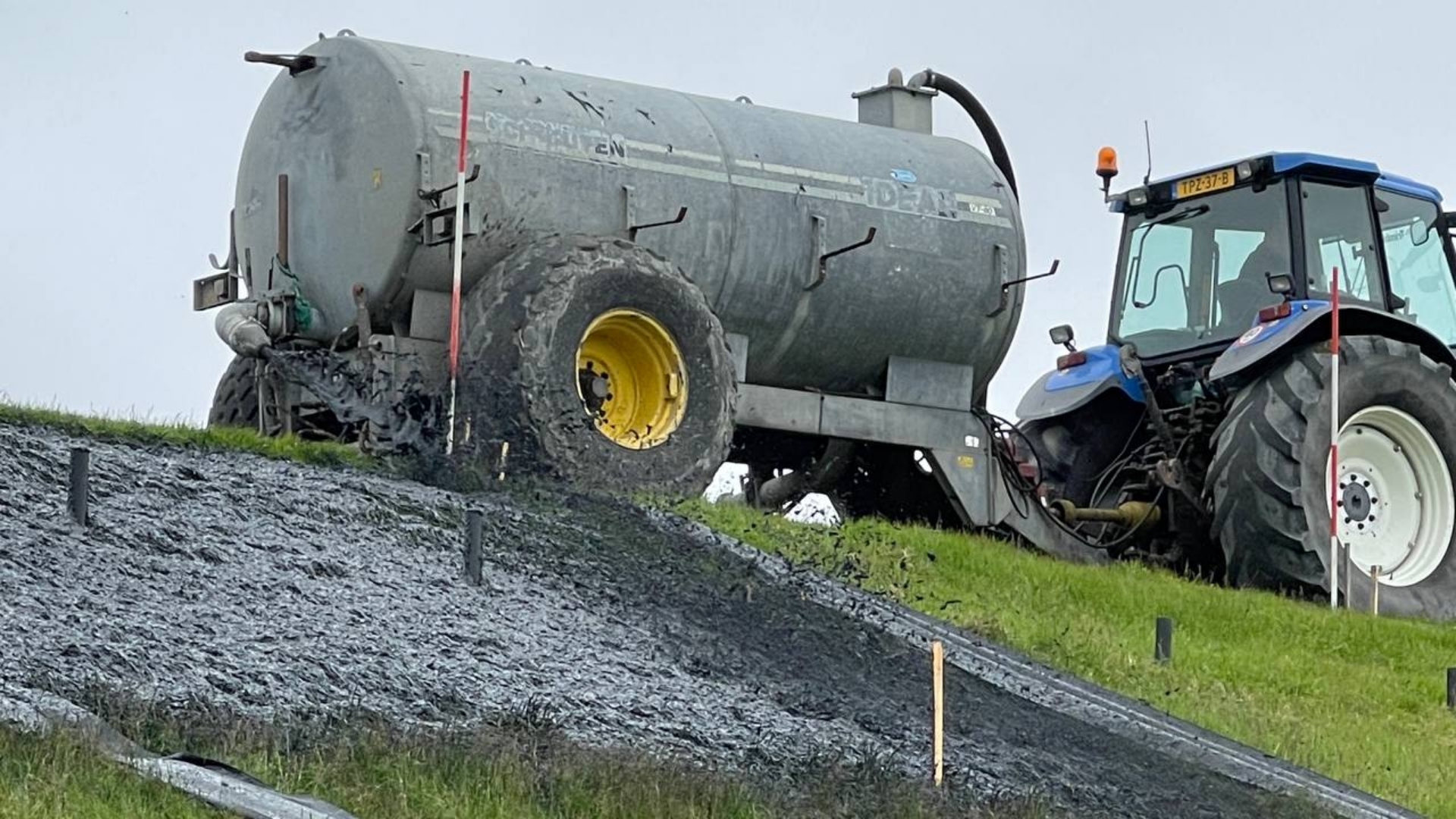 Baggerslib haven Lauwersoog gebruikt voor 'meegroeidijk' - RTV Noord