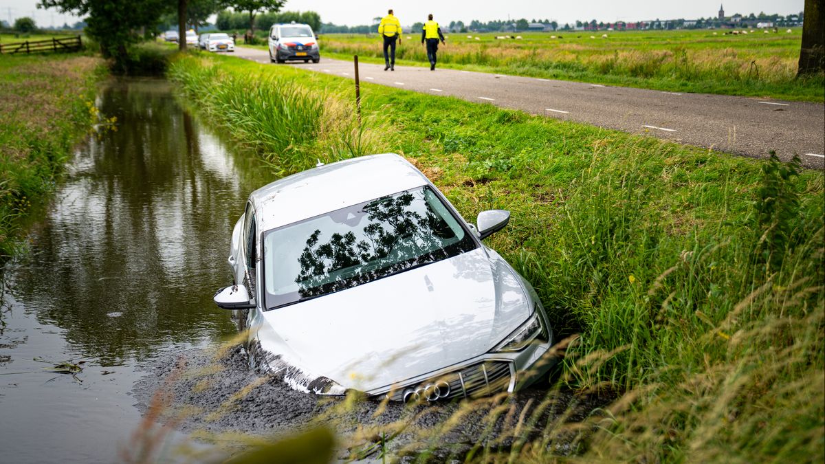 Auto rijdt water in, automobilist (59) overleden - Rijnmond