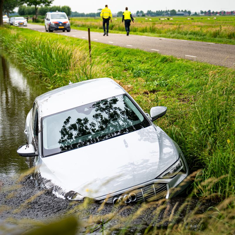Auto rijdt water in, automobilist (59) overleden - Rijnmond
