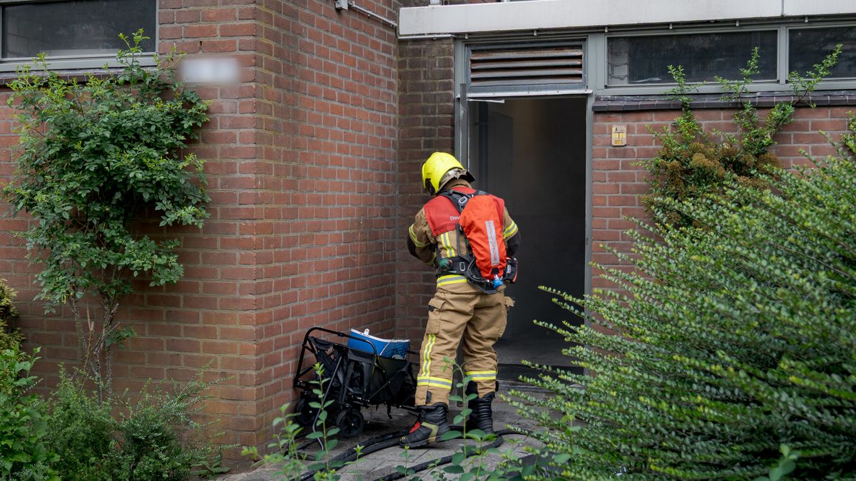 Brand breekt uit in kelderbox, portiek vol rook - Rijnmond