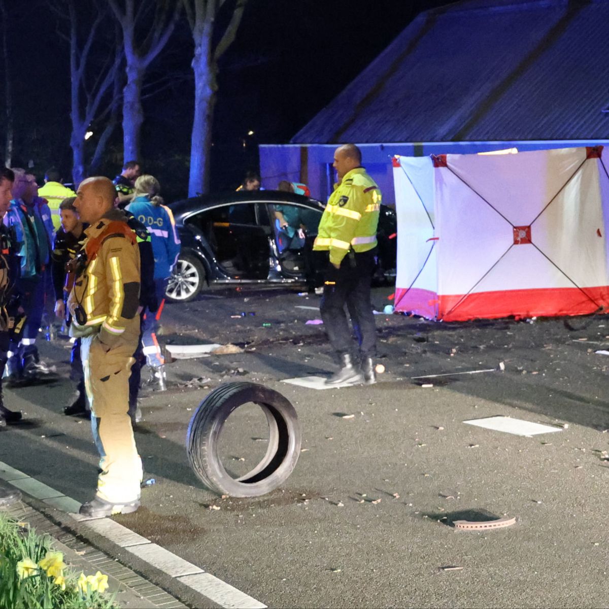 Dode en zwaargewonde bij ongeluk, auto knalt tegen boom - Omroep West