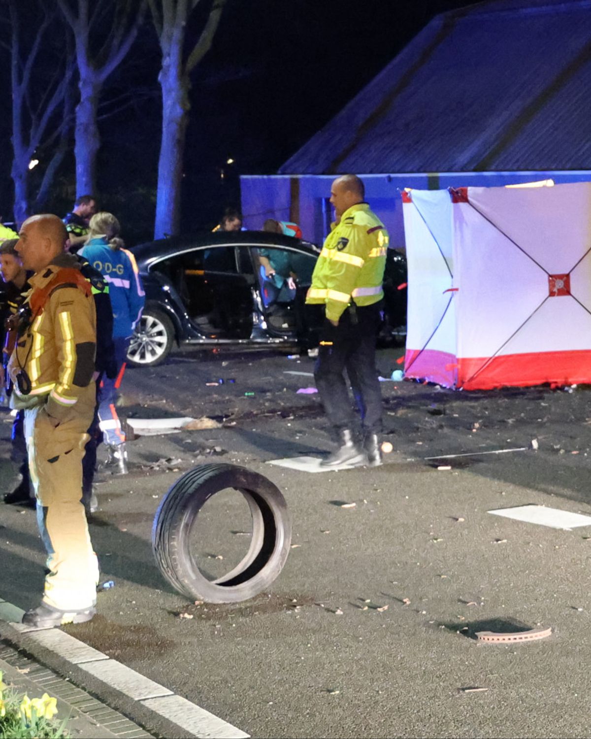 Dode en zwaargewonde bij ongeluk, auto knalt tegen boom - Omroep West