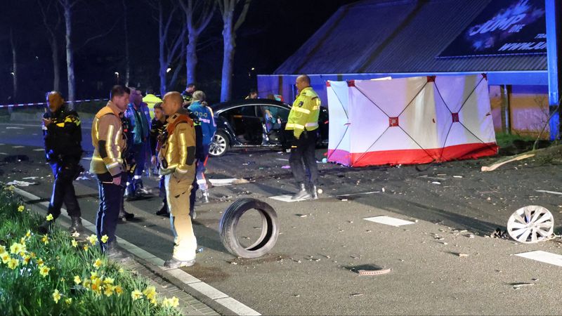 Dode en zwaargewonde bij ongeluk, auto knalt tegen boom - Omroep West