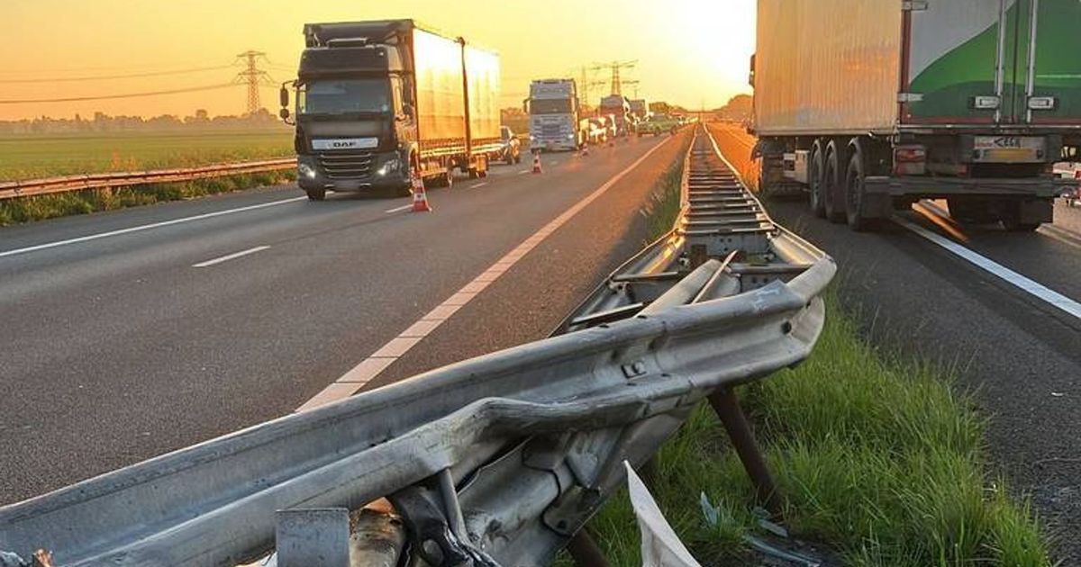 Geschaarde vrachtwagen op snelweg, overlast duurt nog wel even - Rijnmond