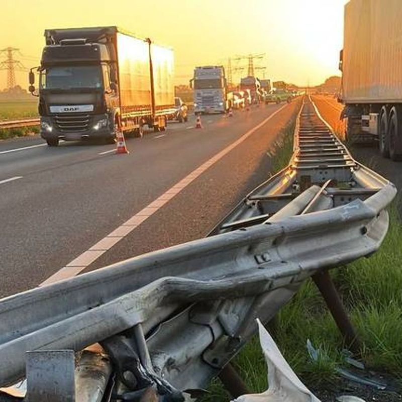 Geschaarde vrachtwagen op snelweg, overlast duurt nog wel even - Rijnmond