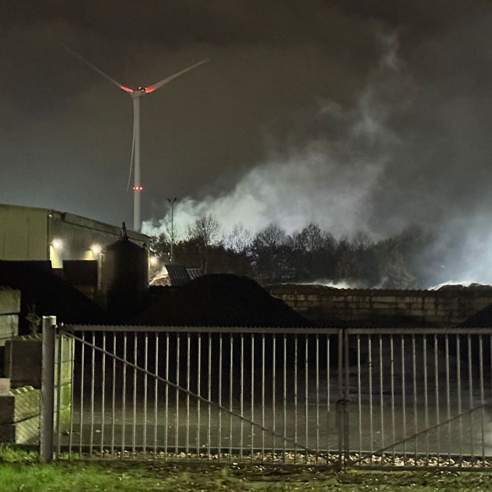 Grote brand bij Venlo Tankcleaning, deel A67 werd afgesloten - L1 Nieuws