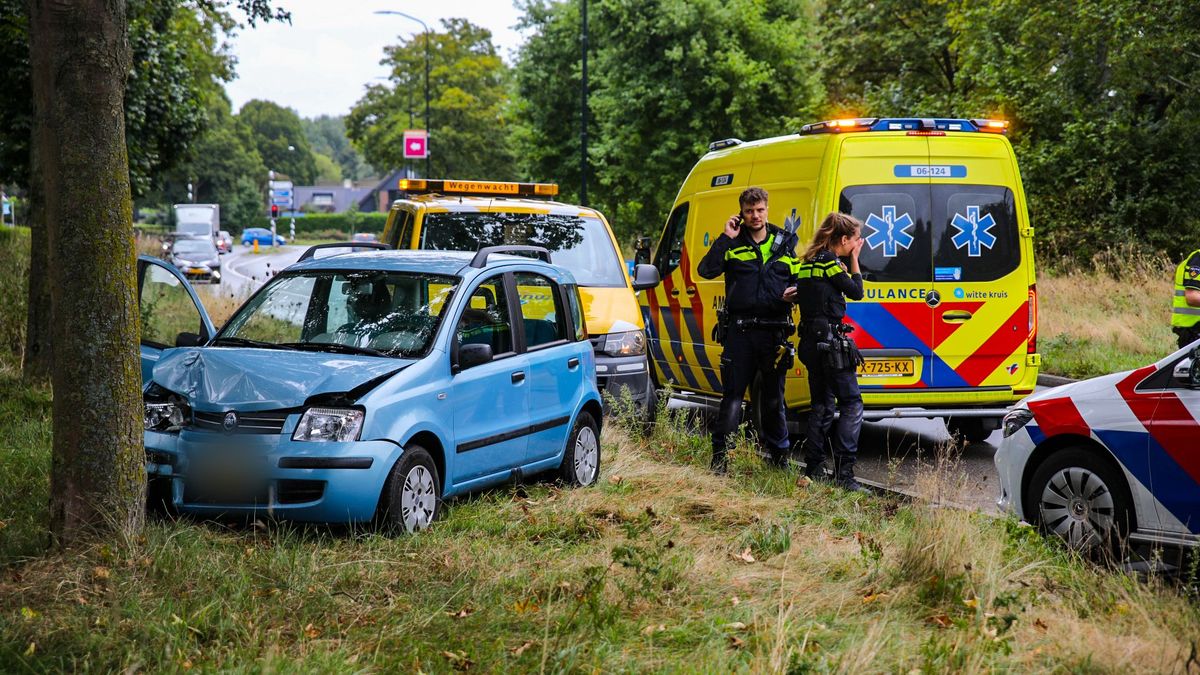 Auto botst frontaal op boom, bestuurder met spoed naar ziekenhuis - Omroep Gelderland