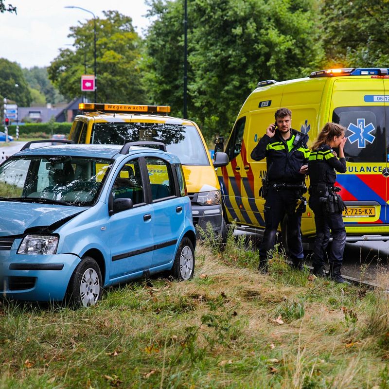 Auto botst frontaal op boom, bestuurder met spoed naar ziekenhuis - Omroep Gelderland
