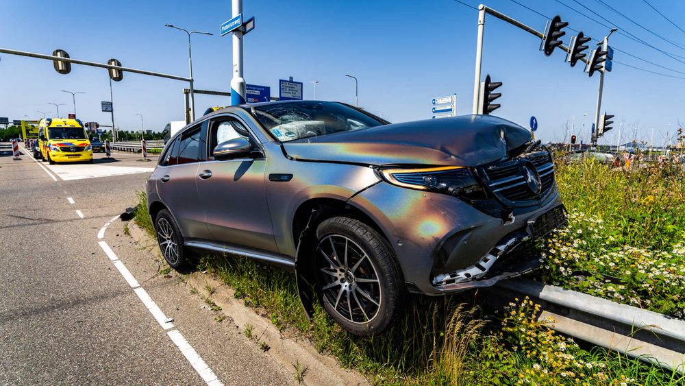 Taxi en auto botsen op elkaar en raken van de weg - RTV Utrecht