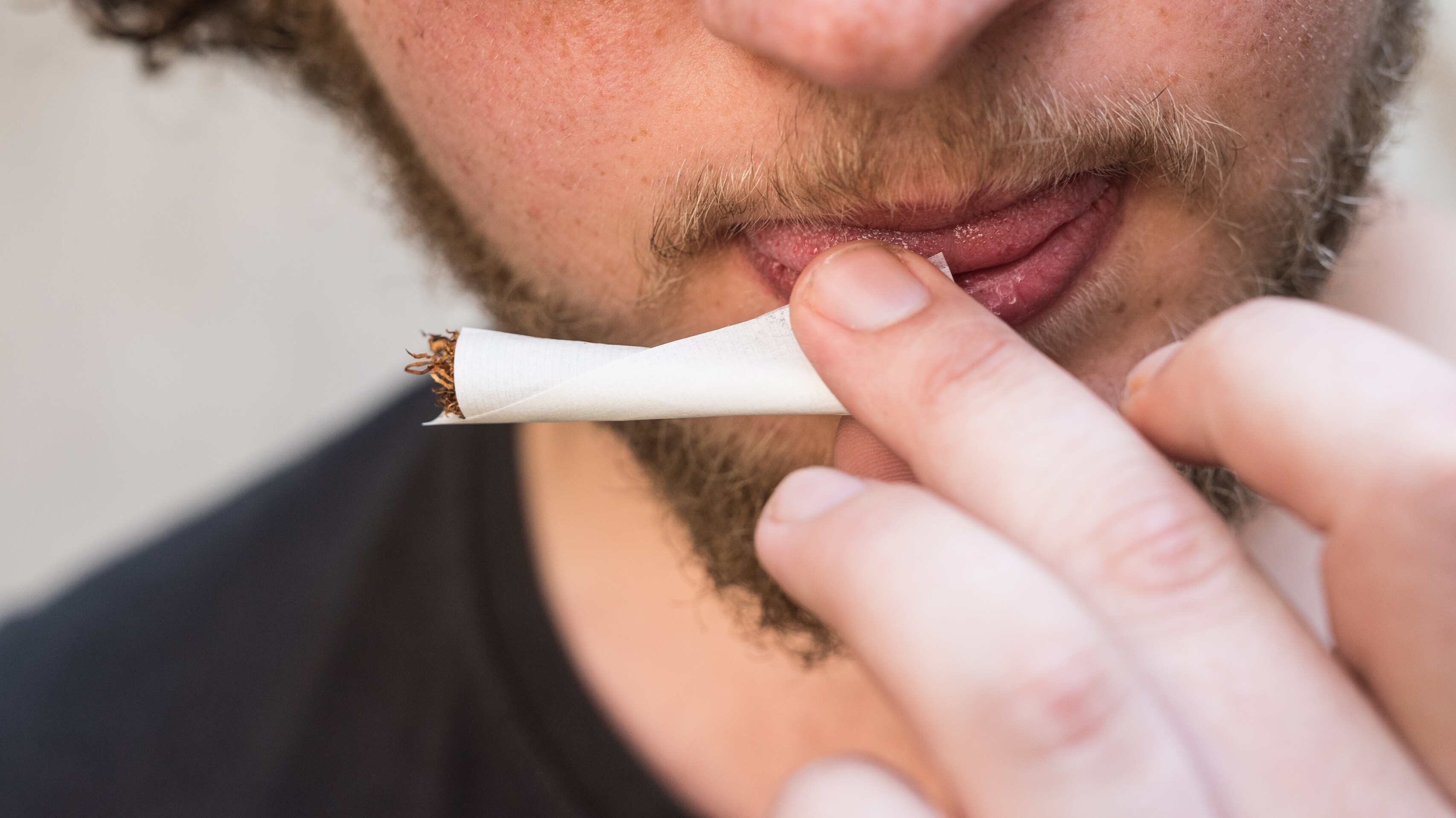 Rokers slaan slag in Duitsland na prijzenstijging sigaretten en shag ...