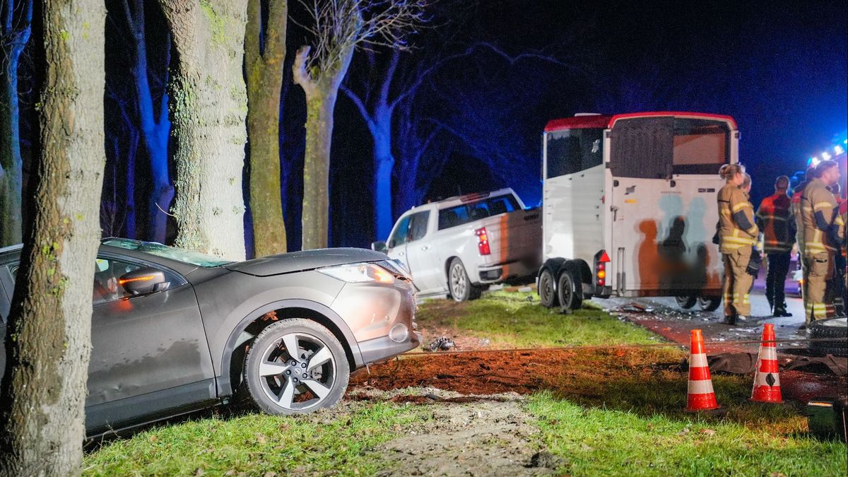 Dode na frontale botsing tussen auto met paardentrailer en andere auto in Numansdorp - Rijnmond