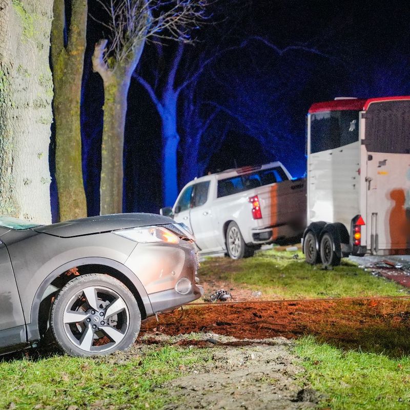 Dode na frontale botsing tussen auto met paardentrailer en andere auto in Numansdorp - Rijnmond