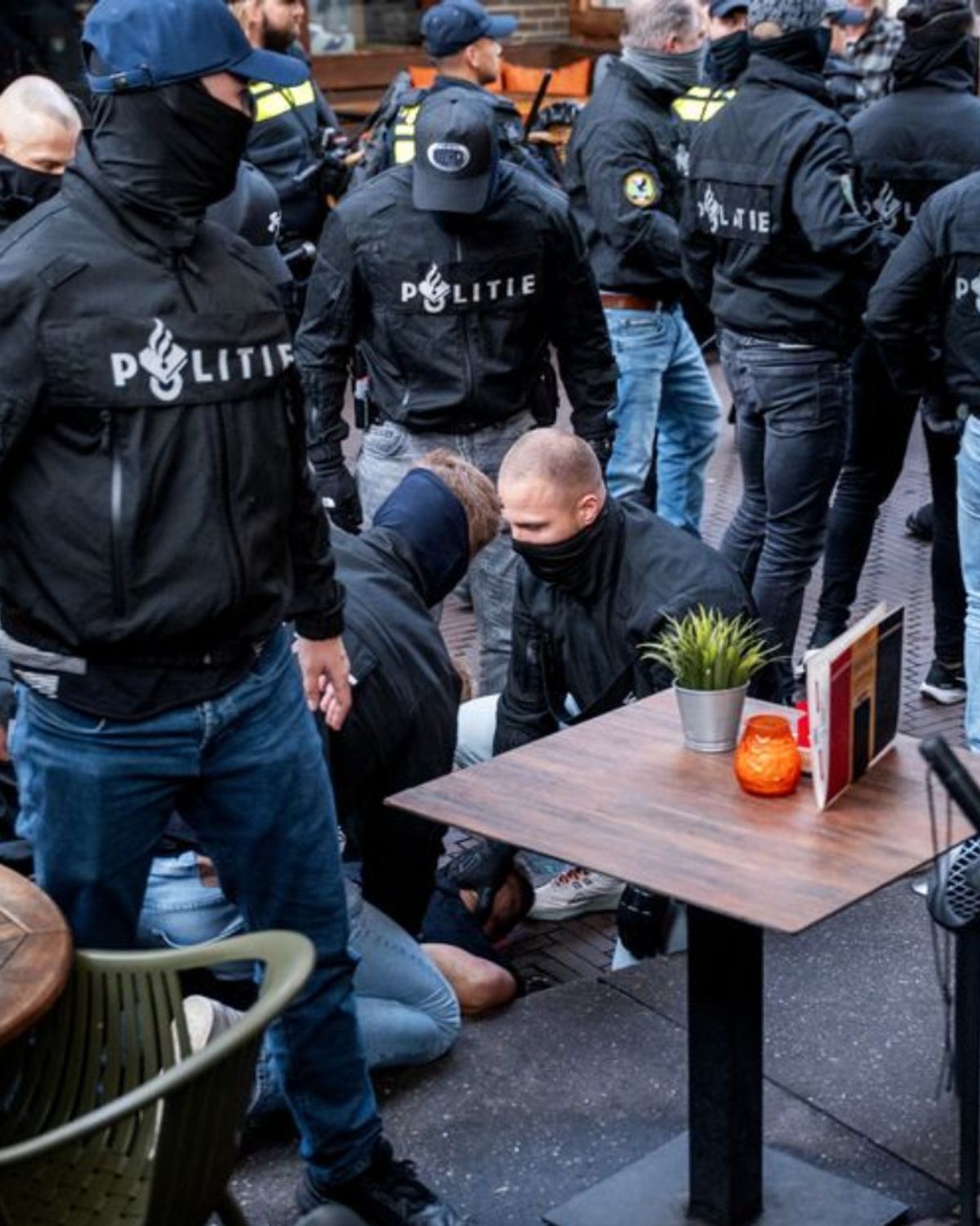 Politie arresteert 37 mensen bij rellen rond Malieveld, vier agenten ...