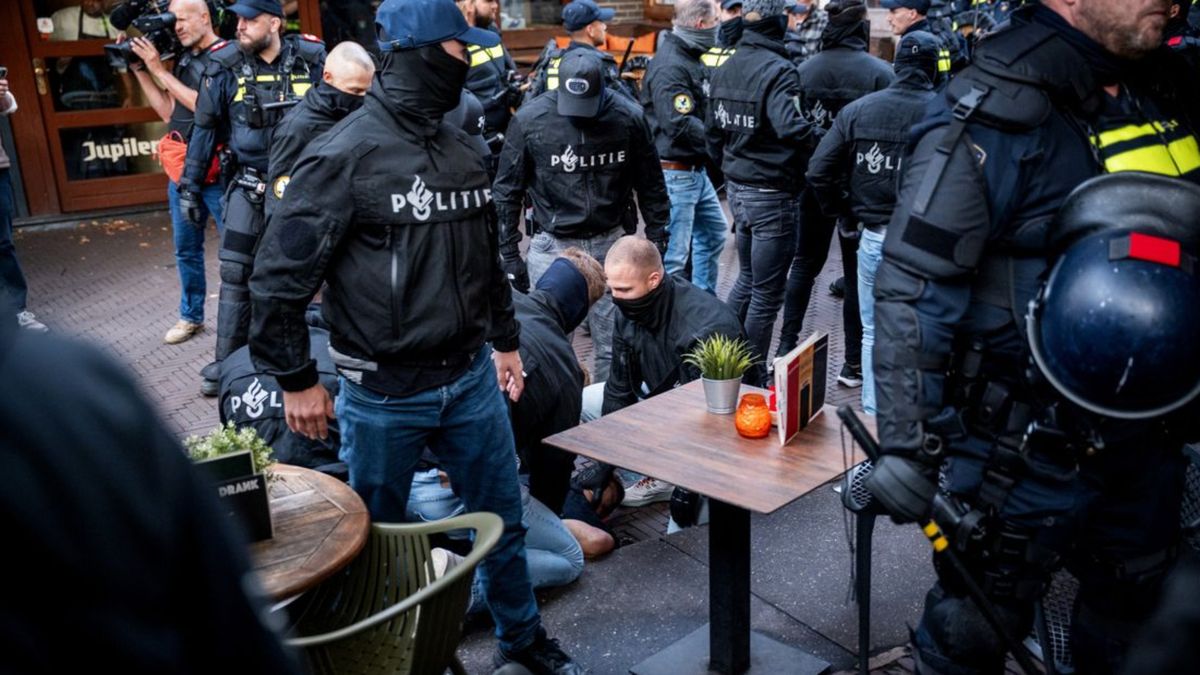 Politie arresteert 37 mensen bij rellen rond Malieveld, vier agenten ...