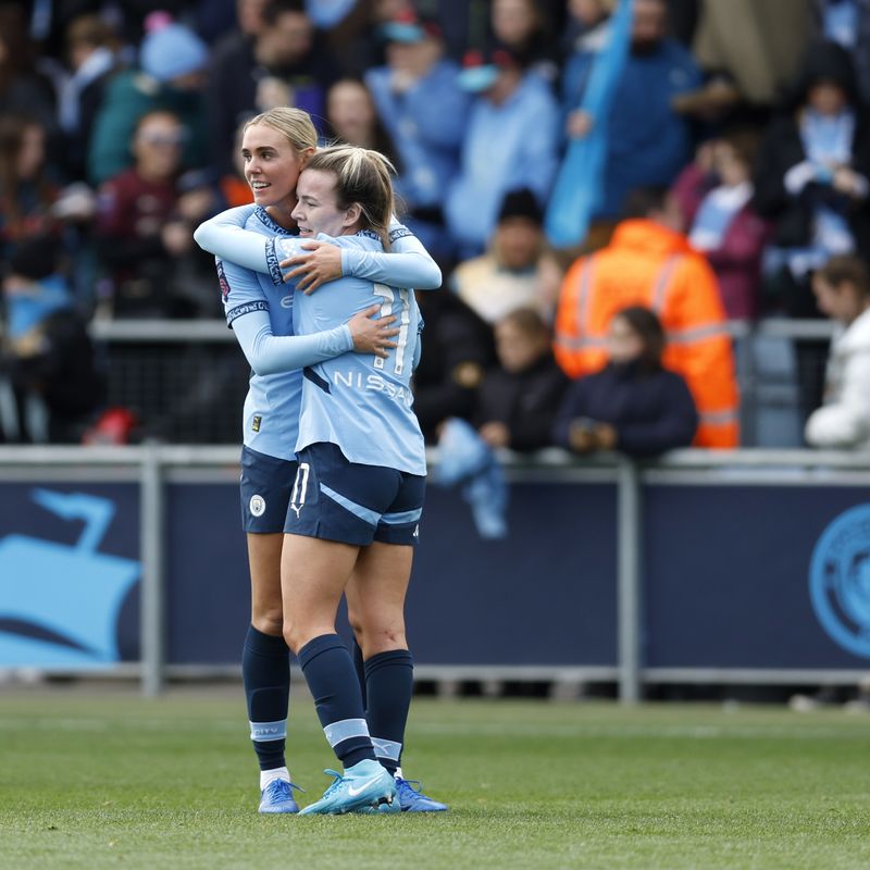 Jill Roord maakt negen maanden na kruisbandblessure rentree bij ...