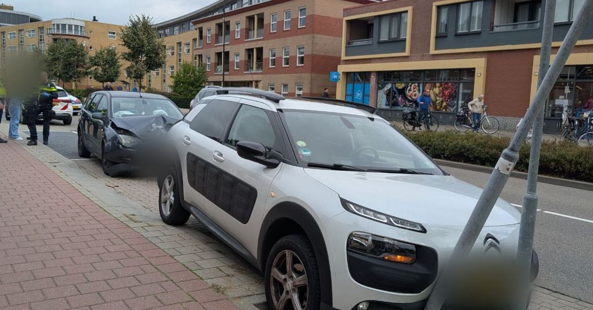 Bestuurder botst op geparkeerde auto en raakt gewond - Omroep Gelderland