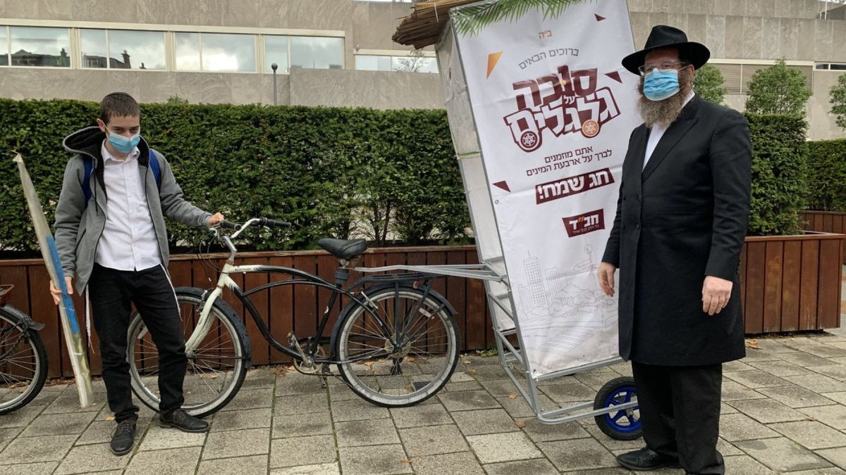 Rabbijn met loofhut achter fiets door Den Haag voor religieus feest ...