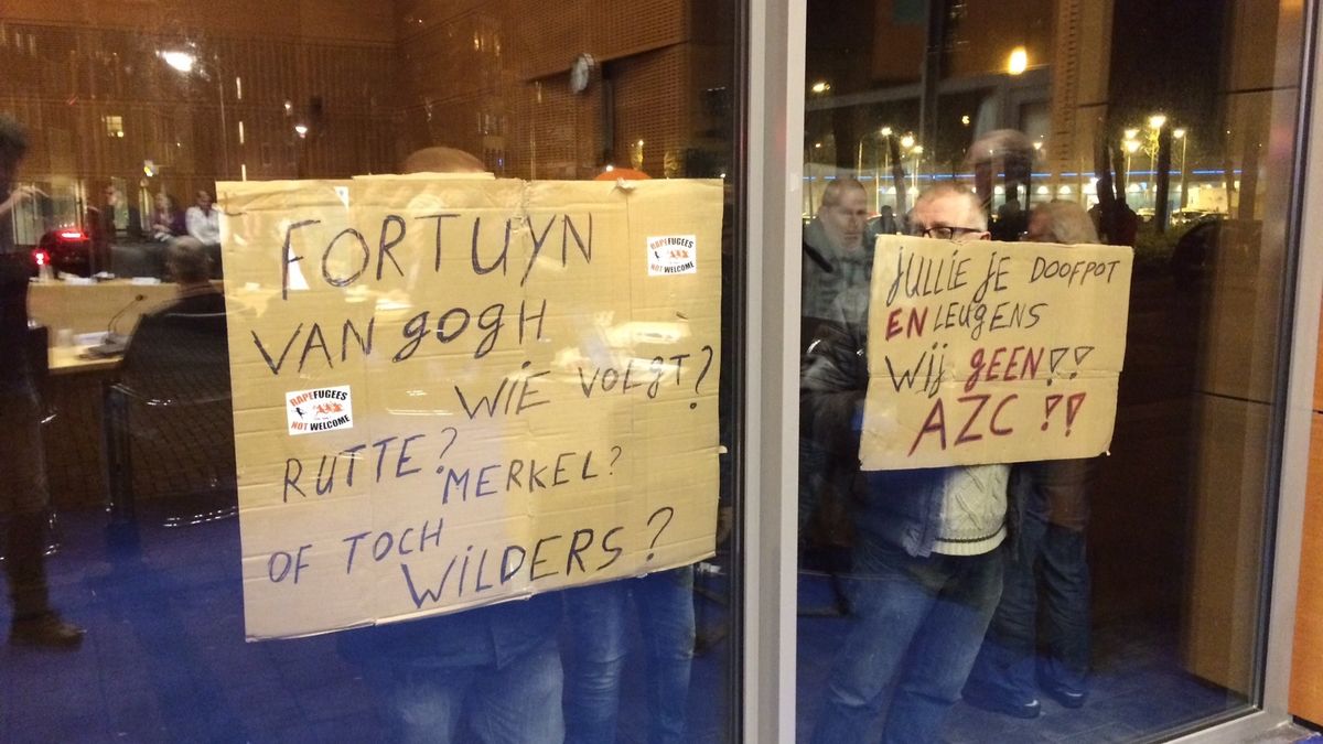 Tientallen demonstranten tegen komst azc in Meppel - RTV Drenthe
