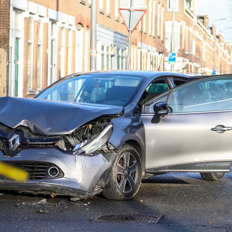 Flinke schade na botsing op rotonde - Rijnmond