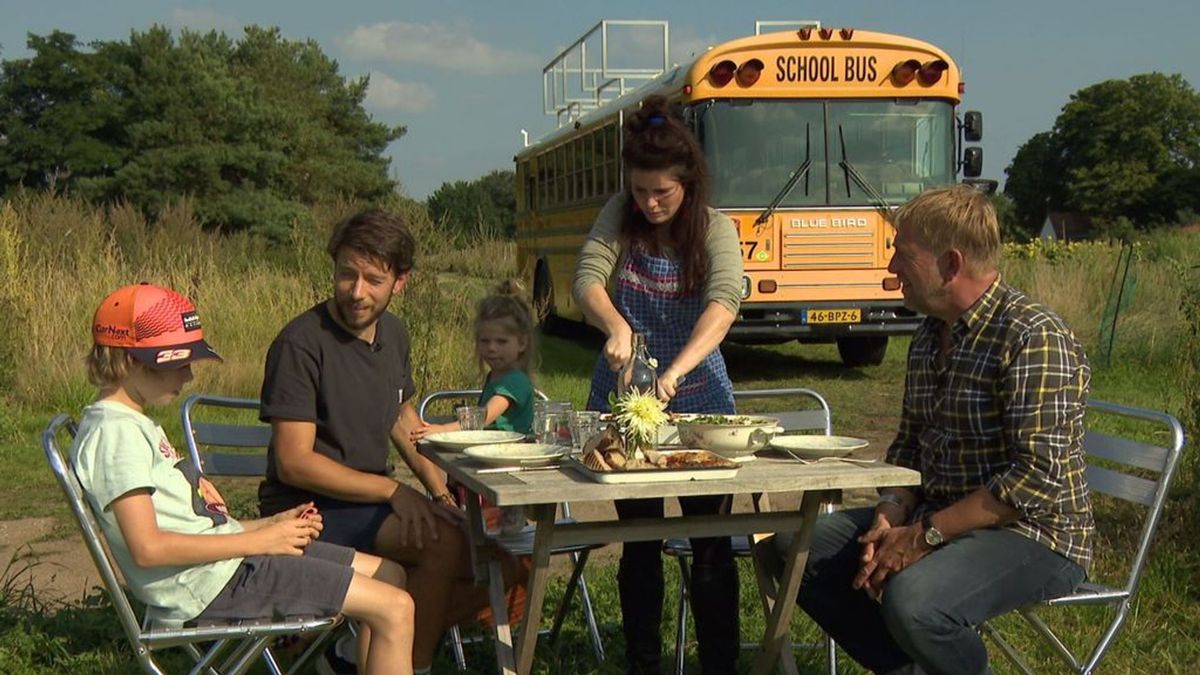 Mirjam kookt in de gele bus met de groene motor - Omroep Gelderland