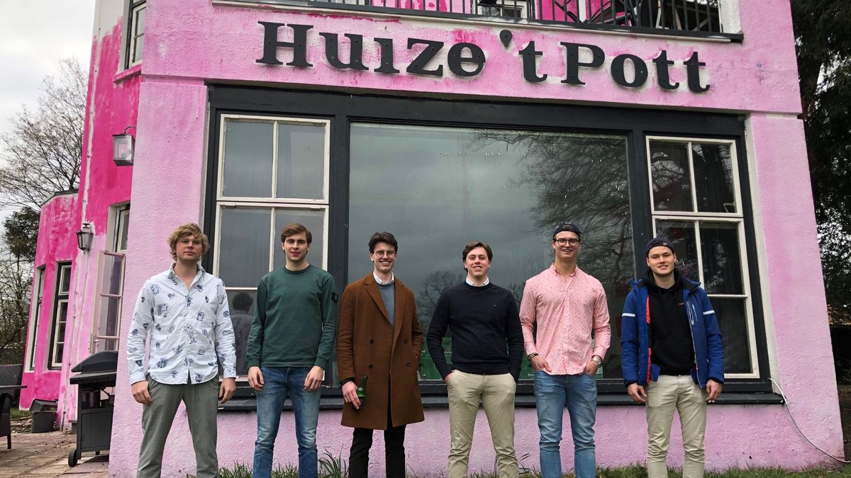 Bekende Enschedese studentenvilla knalroze geverfd: "We waren eigenlijk ...