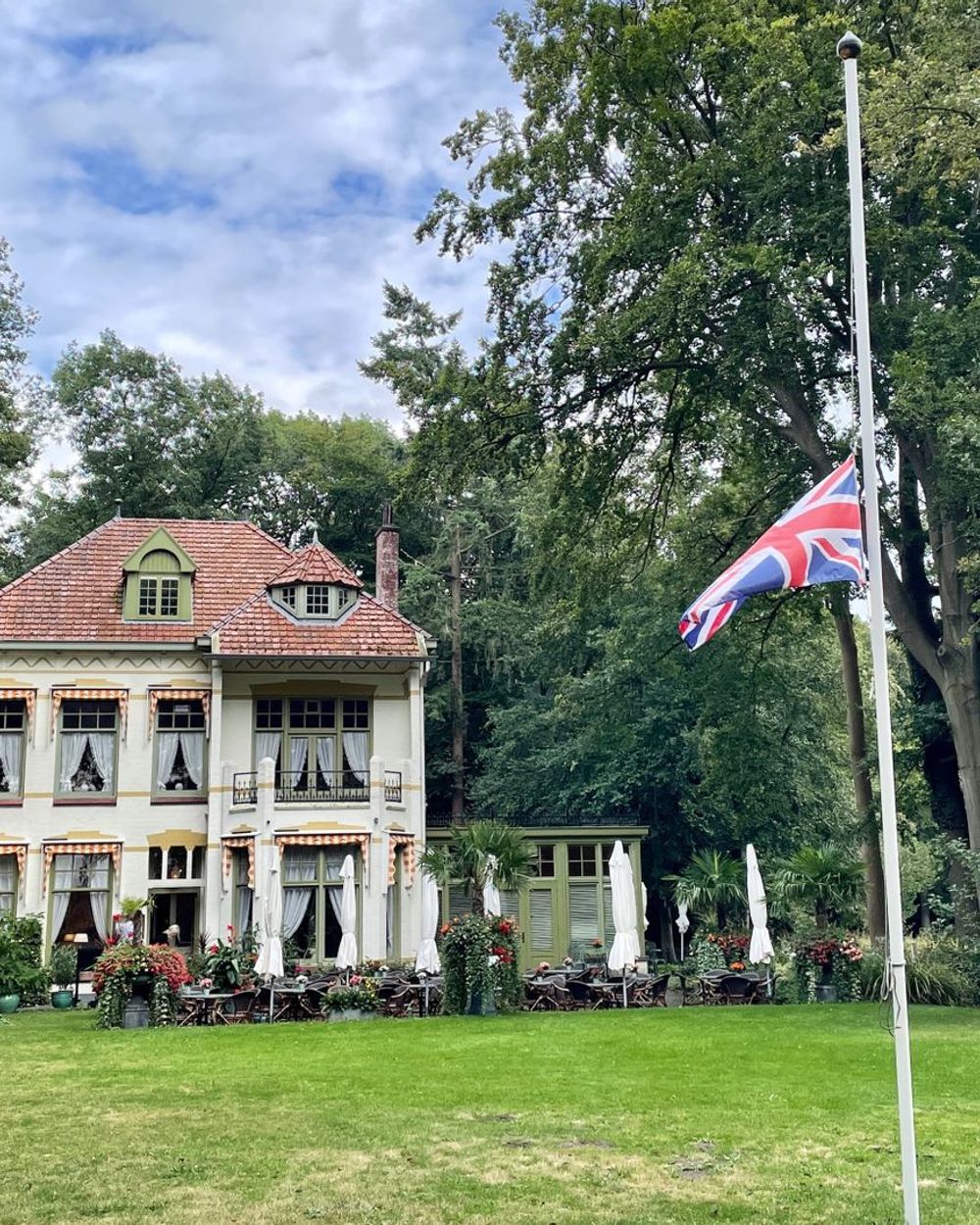 Engels theehuis in Echten hangt vlag halfstok voor queen Elizabeth ...