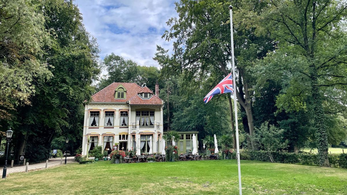 Engels theehuis in Echten hangt vlag halfstok voor queen Elizabeth ...