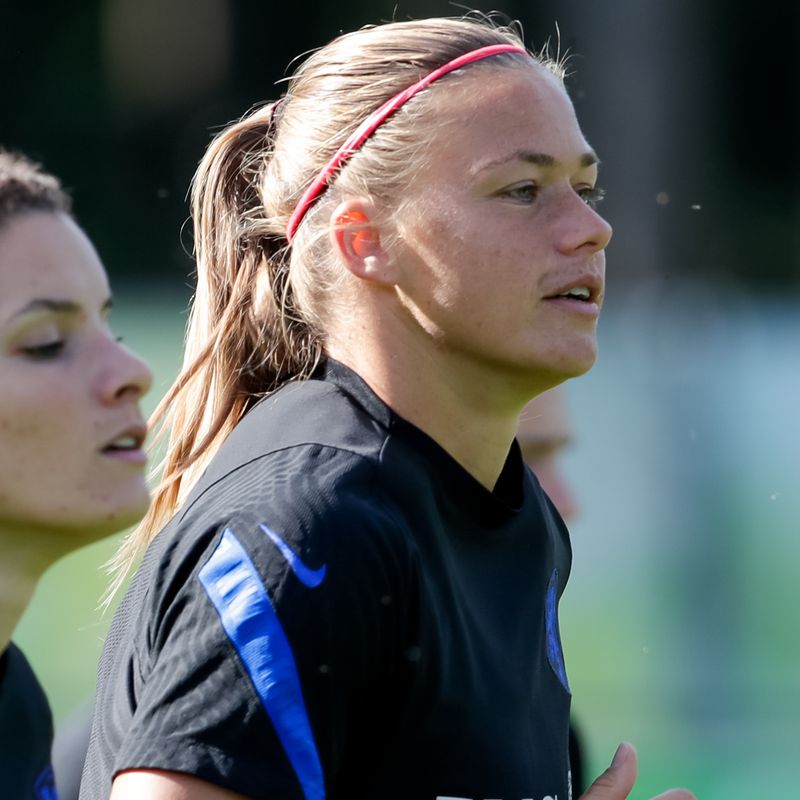 Voetbalster Anouk Dekker beëindigt carrière - Oost