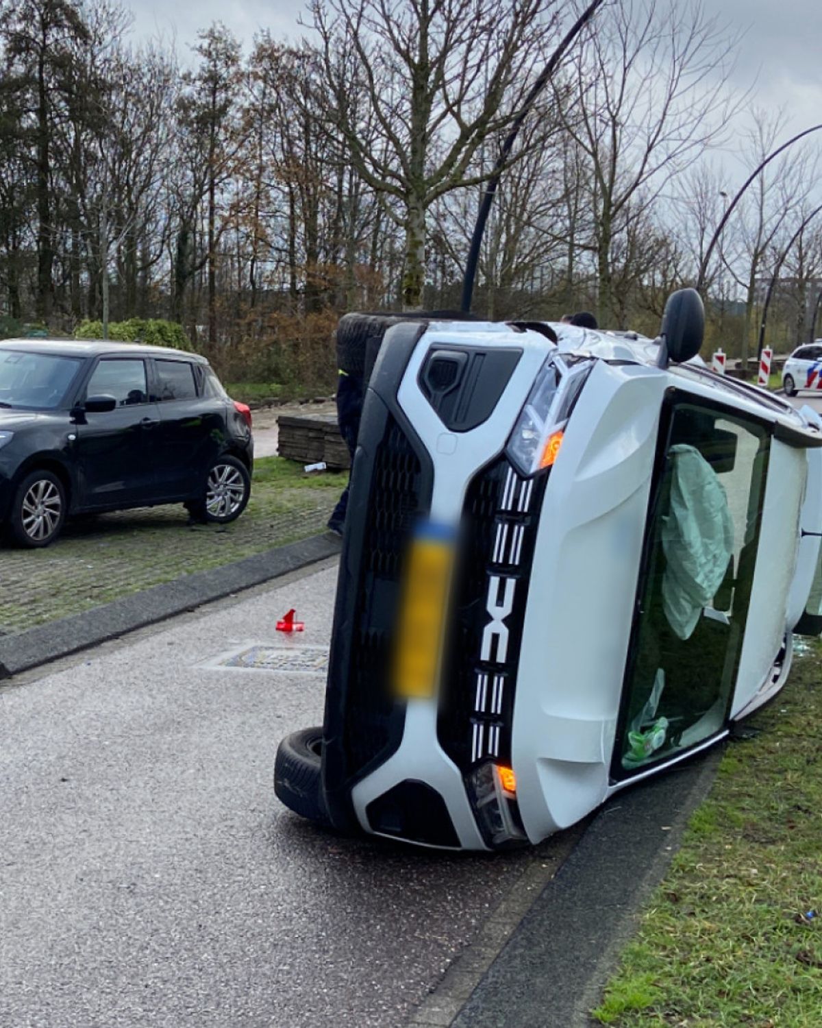 Auto belandt op zijkant bij ongeluk - Omroep West