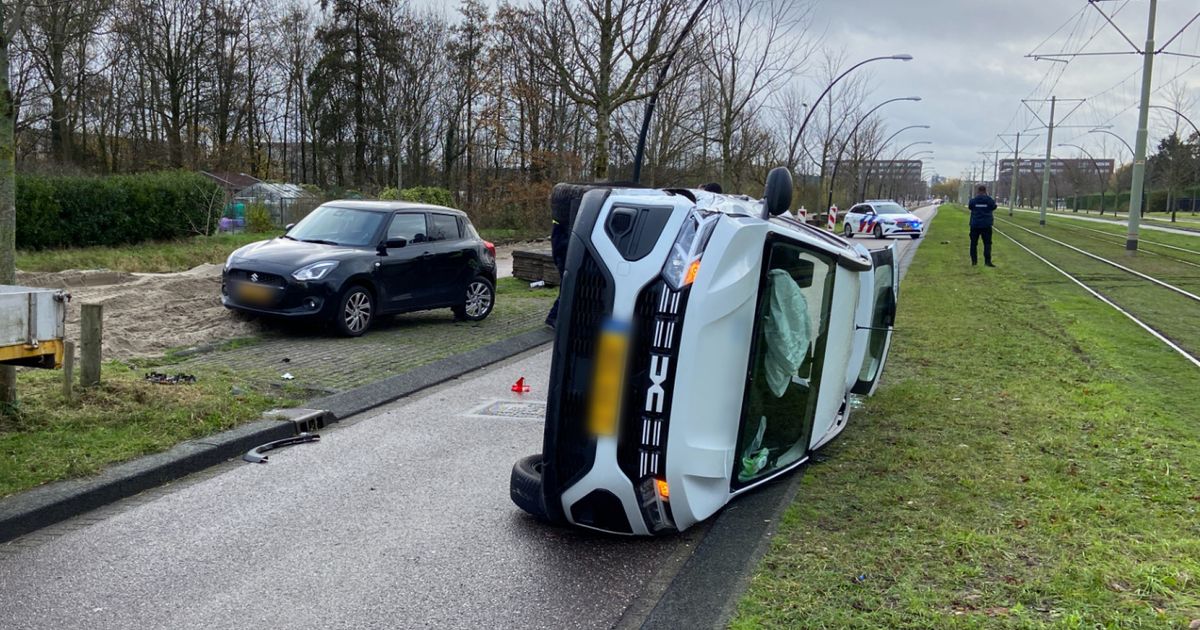 Auto belandt op zijkant bij ongeluk - Omroep West