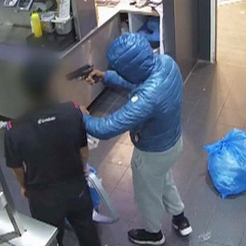 Overvaller Domino’s Pizza Den Haag gefilmd in opvallende kleding ...