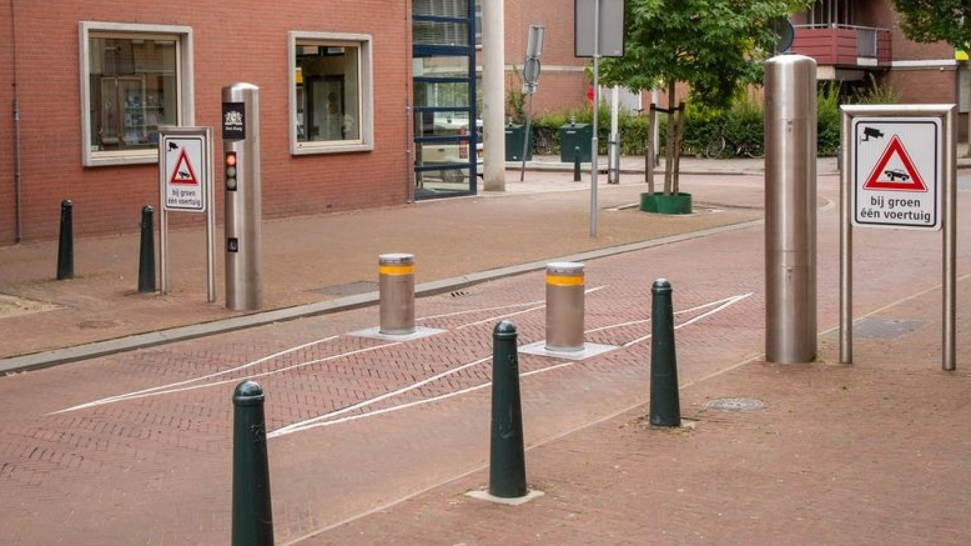 Alle pollers in Den Haag verdwijnen en maken plaats voor camera's ...