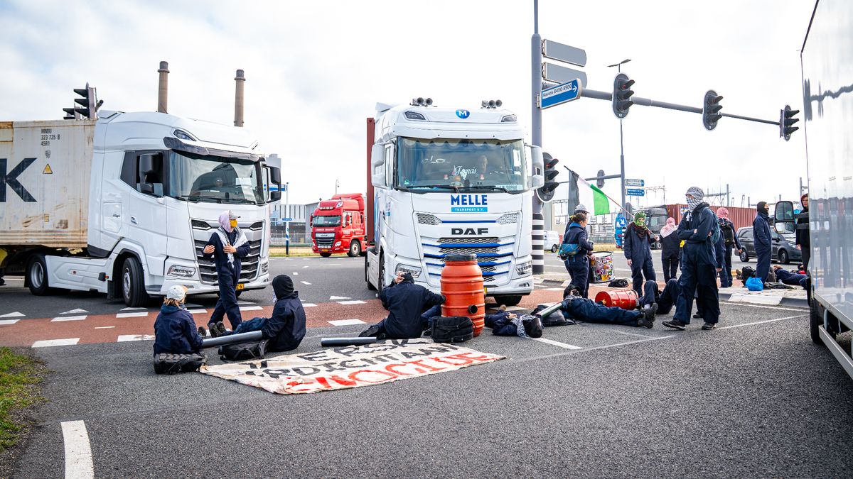 Vrachtwagens al urenlang vast op Maasvlakte door protest: boze ...