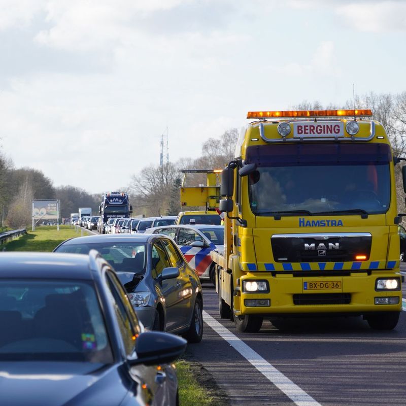 File op N34 door ongeluk met drie auto's - RTV Drenthe