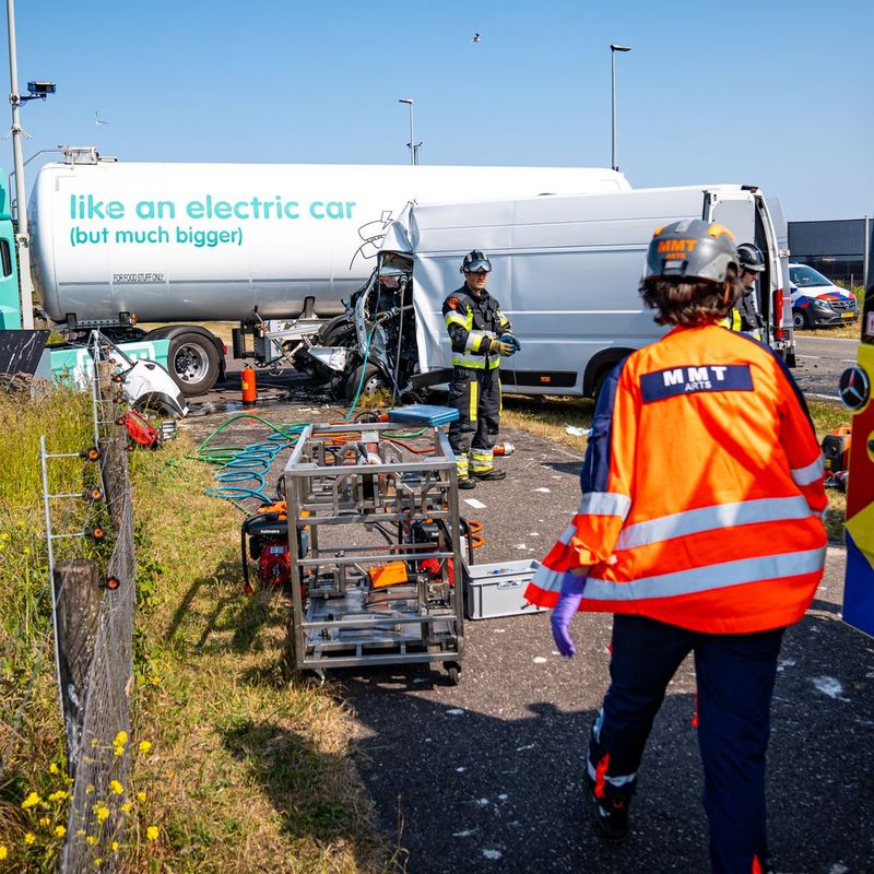 Ravage na ernstige botsing tussen vrachtwagen en bestelbus - Rijnmond