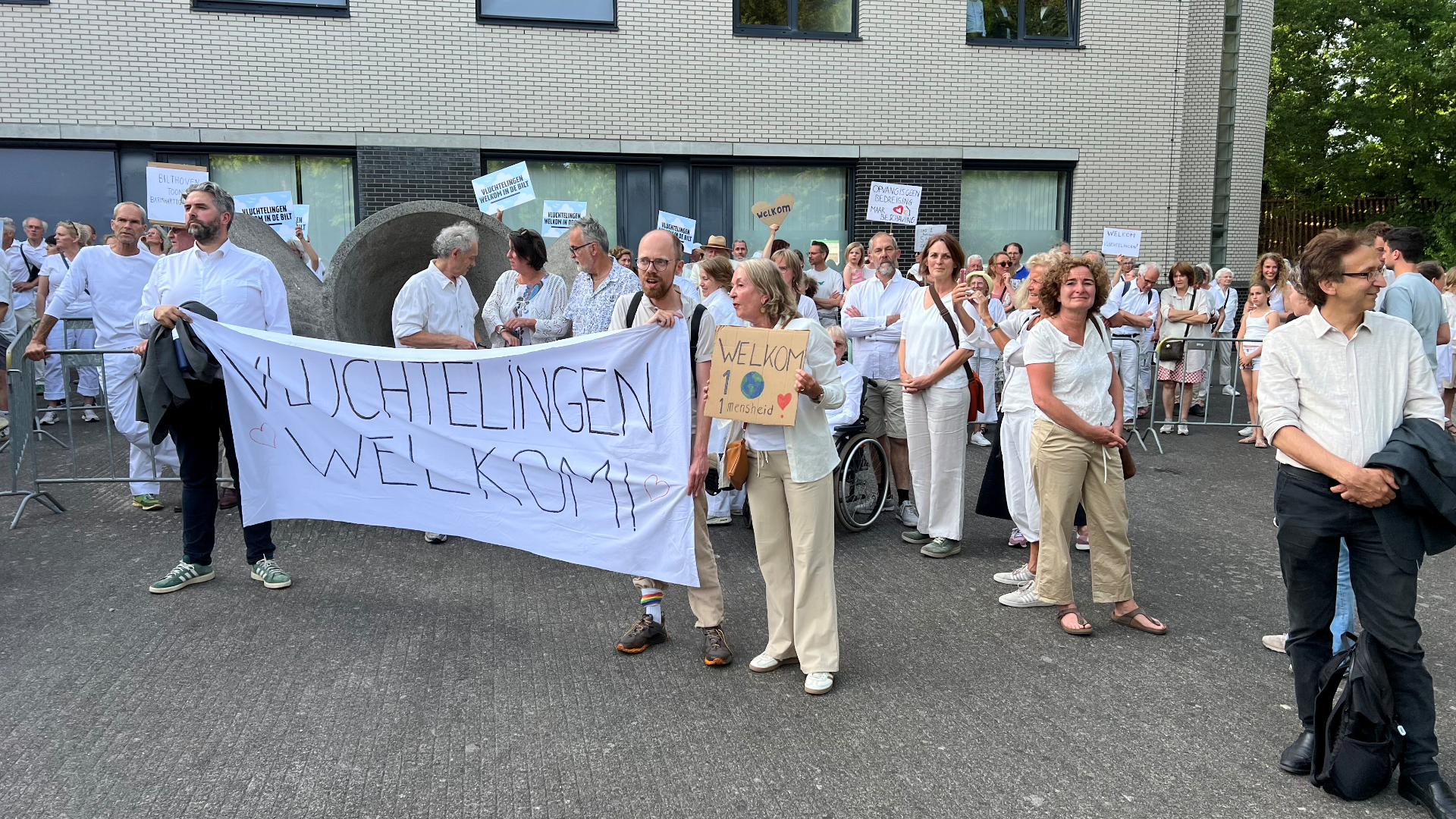 Veel mensen op de been bij demonstratie om azc in De Bilt - RTV Utrecht