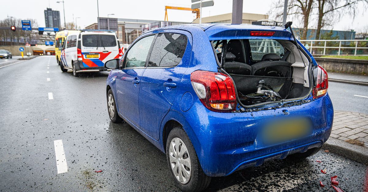 Achterruit van auto stuk na aanrijding met lijnbus - Rijnmond