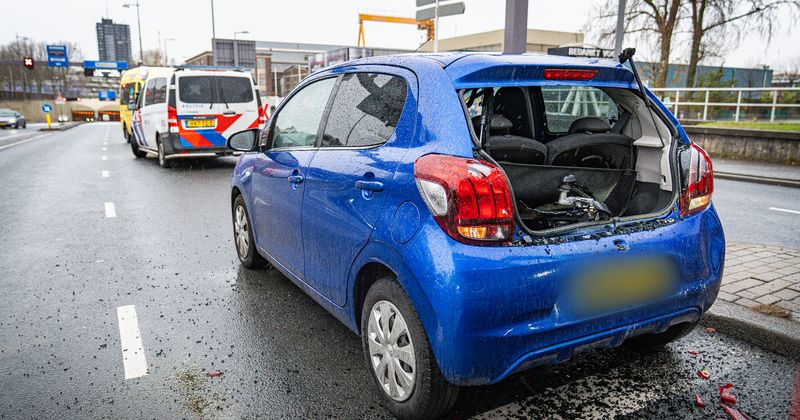 Achterruit van auto stuk na aanrijding met lijnbus - Rijnmond