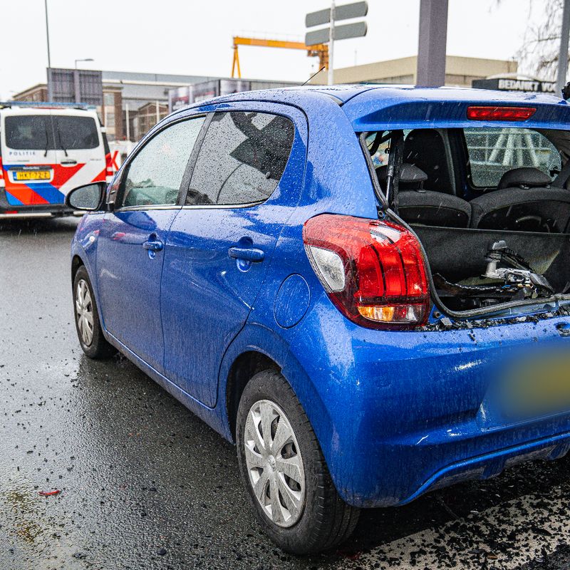 Achterruit van auto stuk na aanrijding met lijnbus - Rijnmond