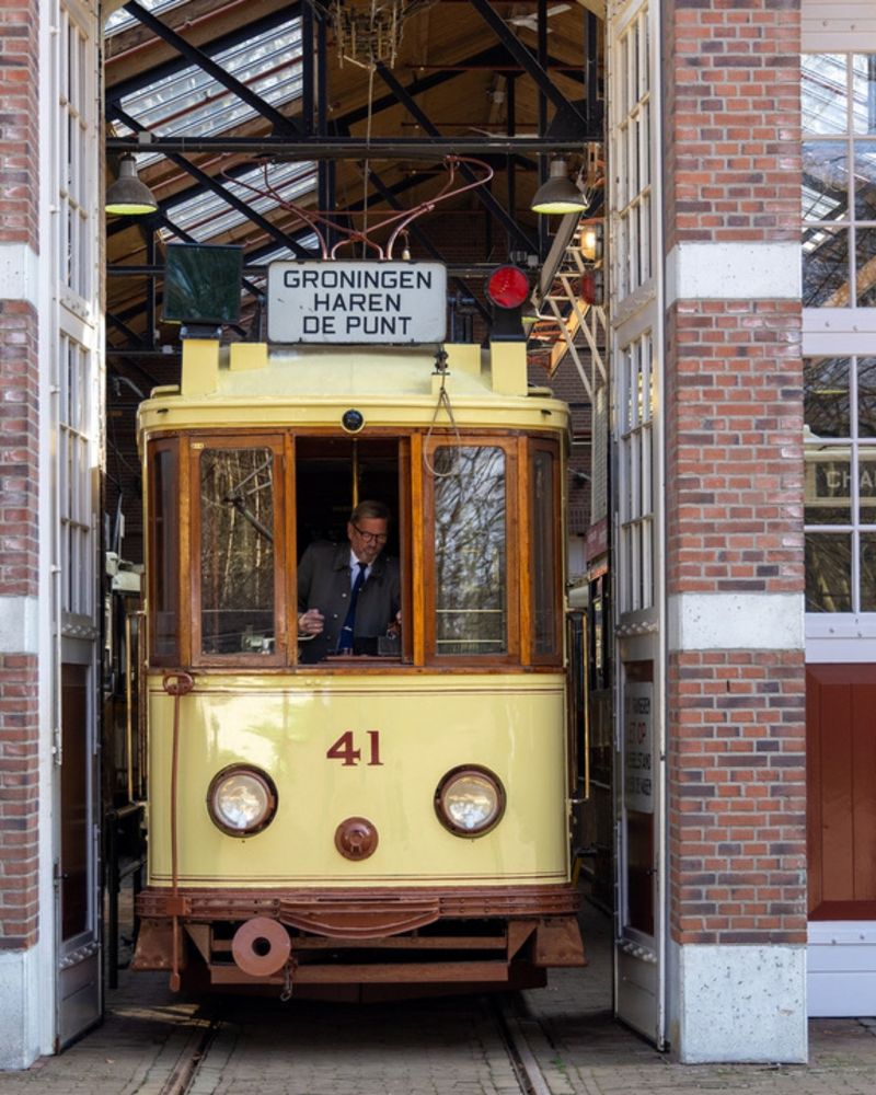 Antieke Groninger tram staat weer op de rails, en Gerard mag hem ...
