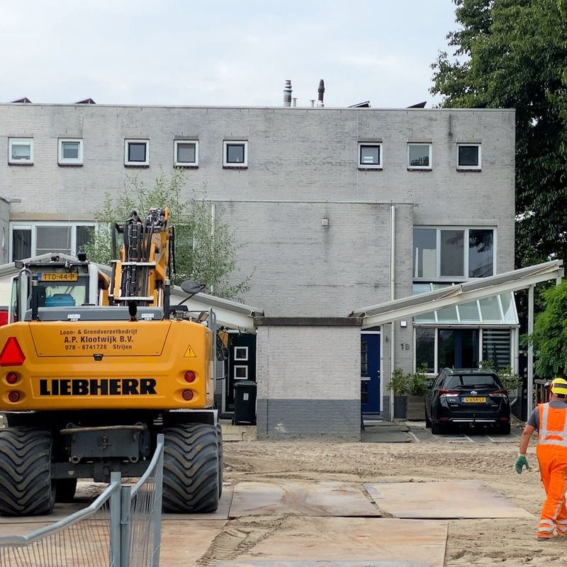 Aannemer wordt verrast door verontreinigde grond in woonwijk en legt werkzaamheden stil - Rijnmond