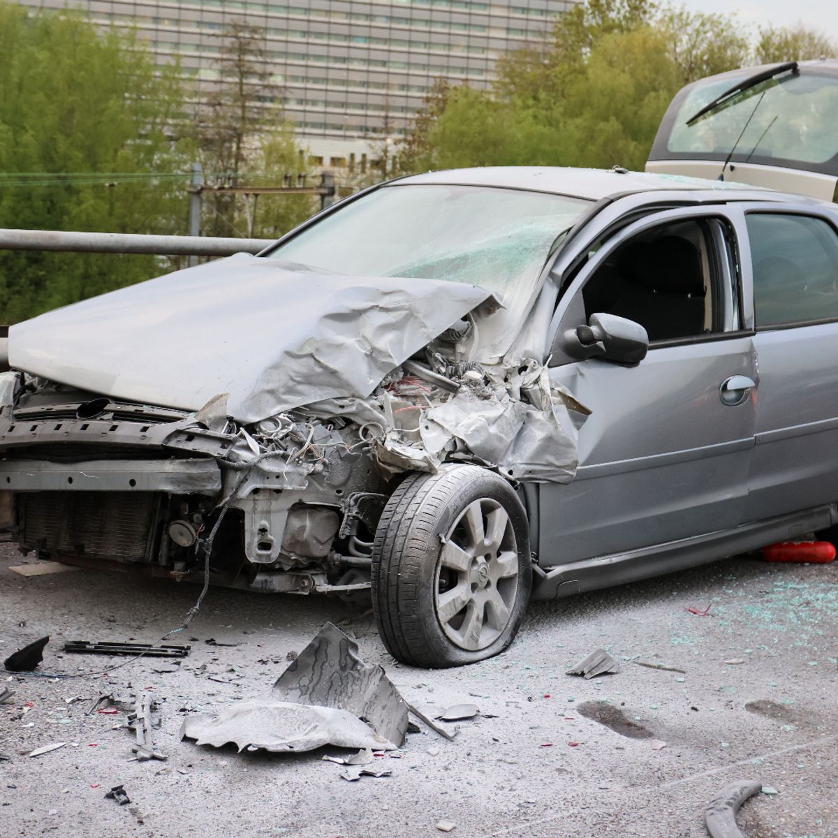 Auto knalt tegen vier andere auto's en vliegt in brand, bestuurder ...