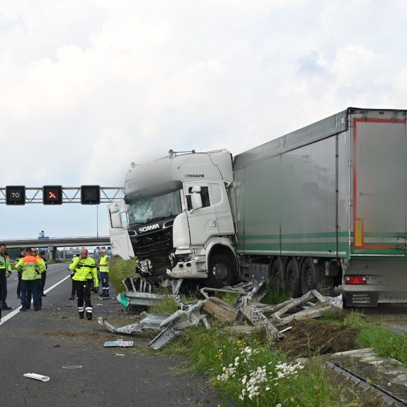 Chauffeur overleden, vrachtwagen rijdt dwars door vangrail - Omroep Gelderland