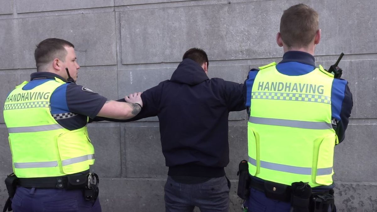 Handboeien en bodycam: meer bevoegdheden voor handhavers - RTV Noord