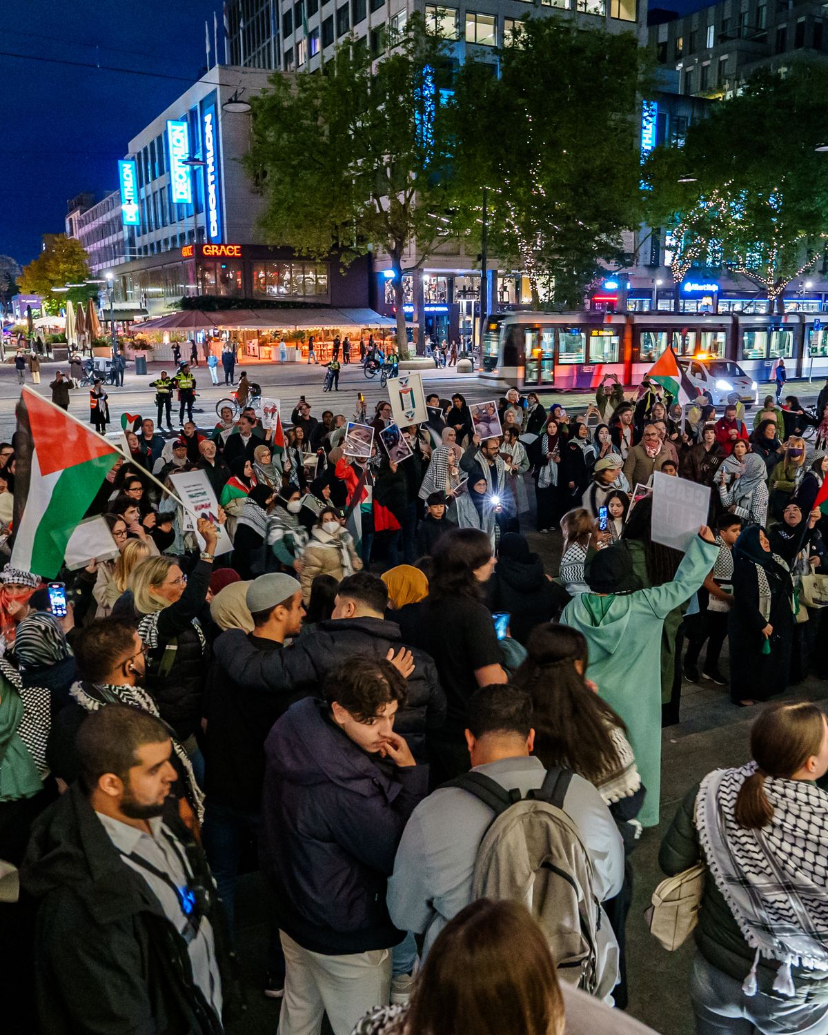Protest in centrum Rotterdam: demonstranten bootsen NS-stem na en ...