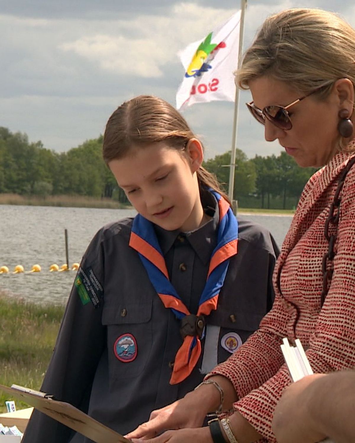 Scouts Linde en Nora ontmoeten Máxima: 'Ik vond het wel heel spannend ...