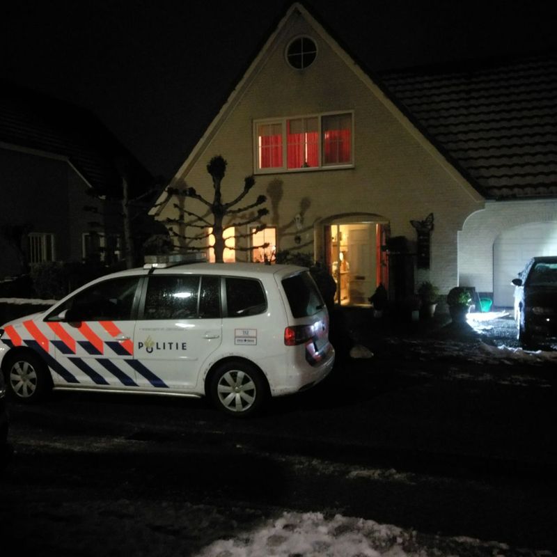 Dode in woning; politie doet onderzoek - Omroep Gelderland